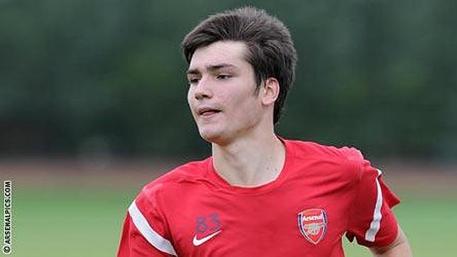 Jon Toral firma con el Arsenal su primer contrato profesional