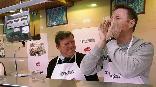 Los Morancos y Chiquito, tenderos por un día en el Mercado de Usera