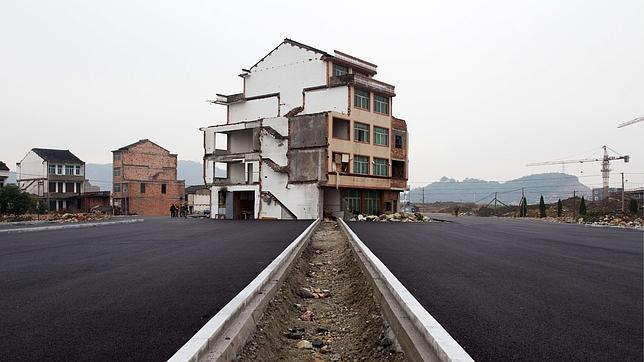 Una carretera atraviesa la «casa clavo» de Luo Baogen