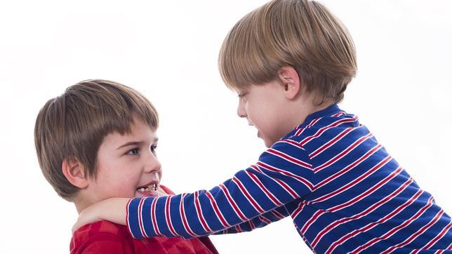 Qué hacer cuando tu hijo pega o le pegan