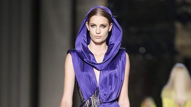 Los 5 detalles del look Versace