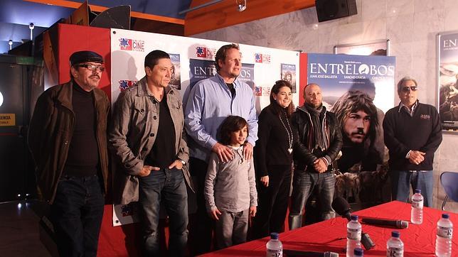 Sevilla acogió la presentación de «Entrelobos», de Gerardo Olivares