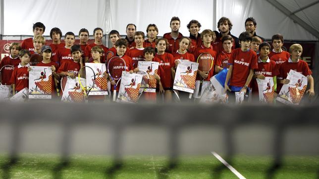 Sevilla le da cancha de tenis