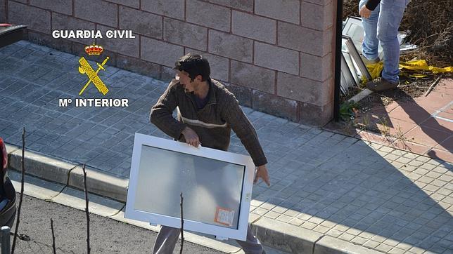 Arrasan ocho casas para vender sus materiales a un chatarrero