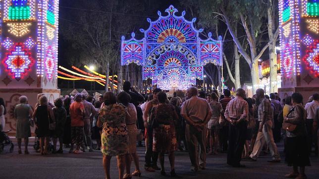 La luz inundó las calles del recinto ferial de Utrera