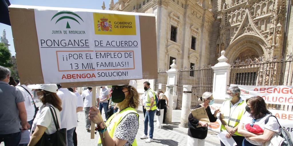 Trabajadores de Abengoa se manifiestan ante la sede de la Confederación ... Trabajadores de Abengoa se manifiestan ante la sede de la Confederación ...