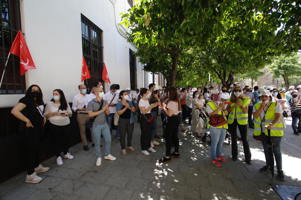 Trabajadores de Abengoa se manifiestan ante la sede de la Confederación ... Trabajadores de Abengoa se manifiestan ante la sede de la Confederación ...