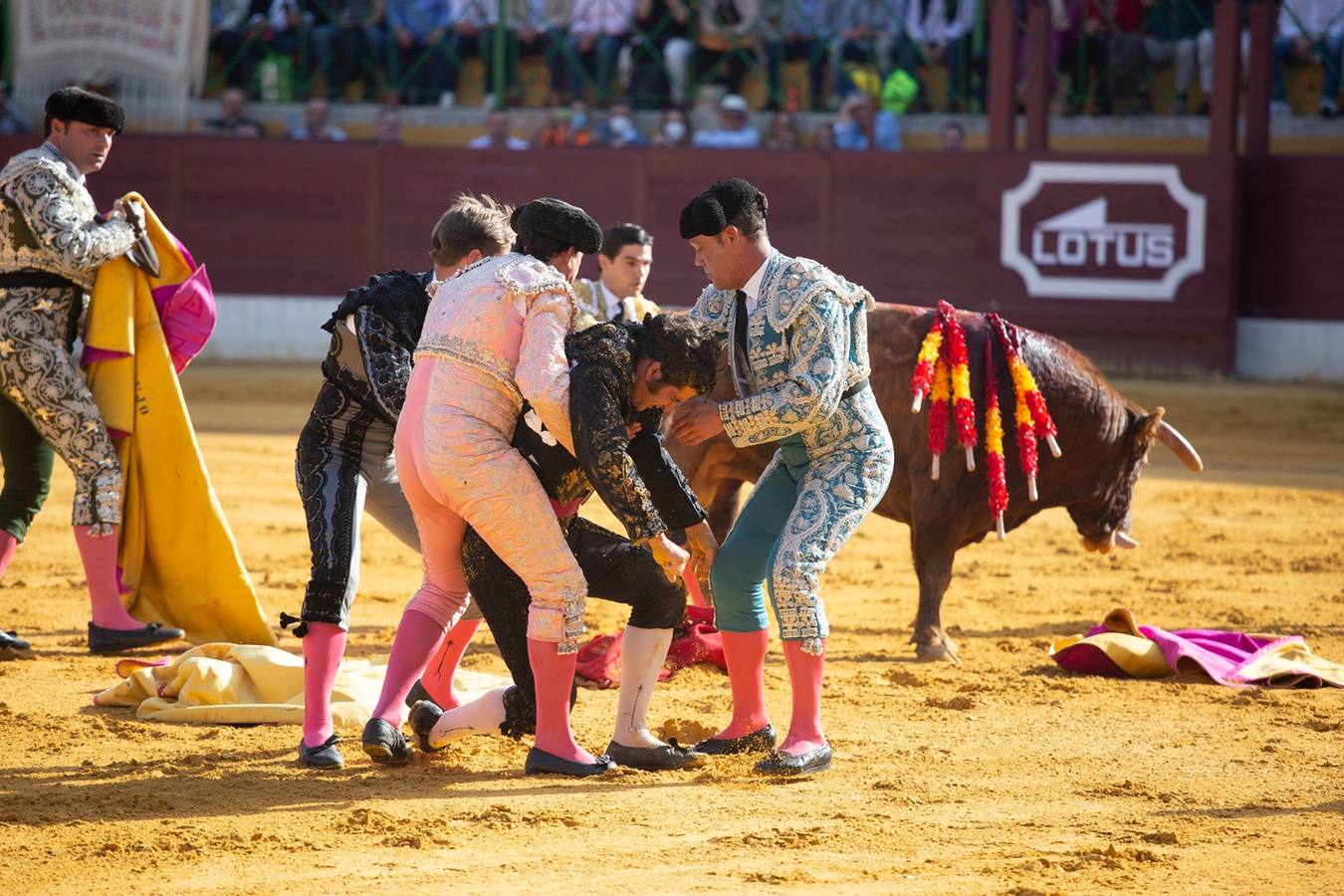 Espectaculares imágenes de la cogida a Morante que hace peligrar el cartel de Resurrección