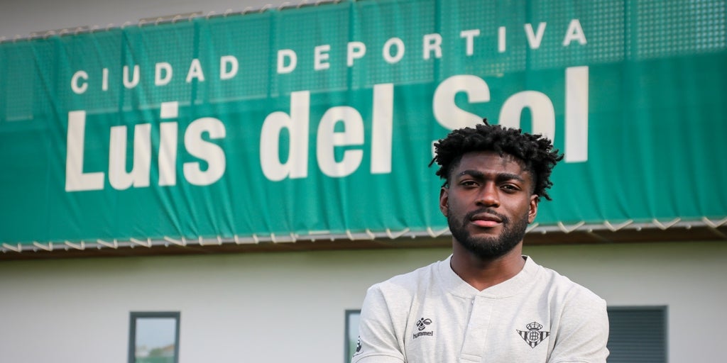 El Betis Deportivo oficializa a Frank Angong mientras espera el último ...