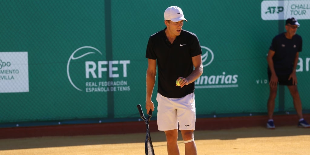 Tennyson Whiting y su raqueta de doble mango