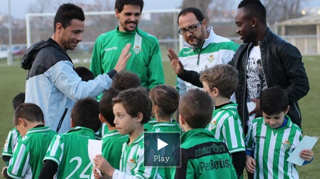 Rubén Castro y Cedrick visitan a los niños de la Escuela de la Fundación
