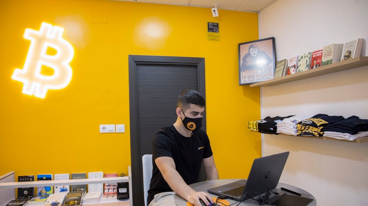 «A la tienda de criptomonedas vienen sobre todo varones de entre 28 y ...