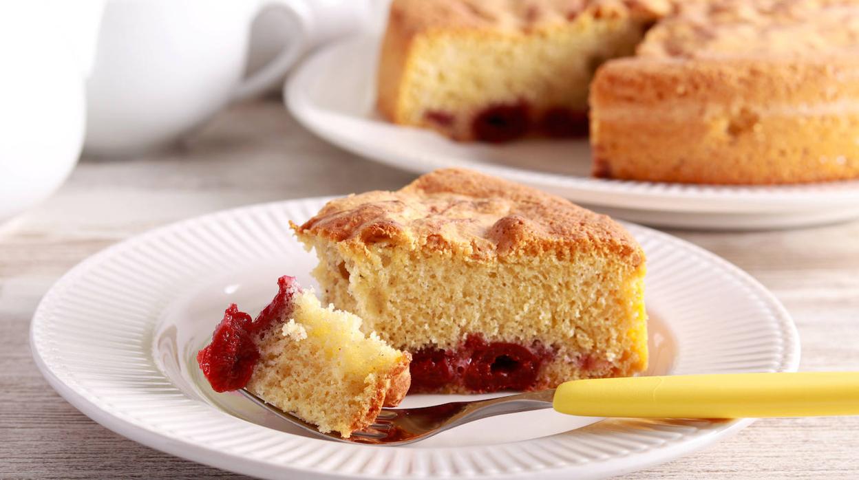 Bizcocho de cerezas: cómo preparar este delicioso postre con 7 ingredientes