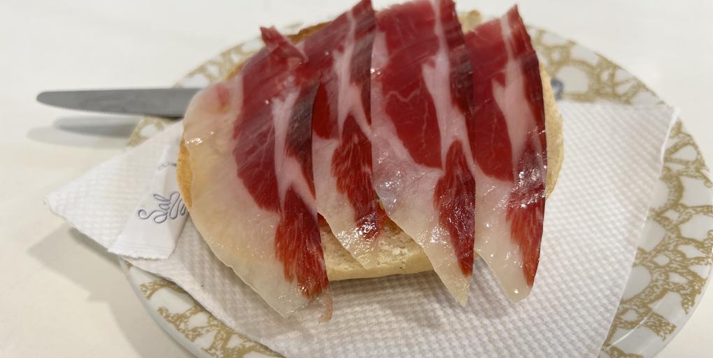 Festín matutino: dónde encontrar las mejores tostadas de jamón en Sevilla