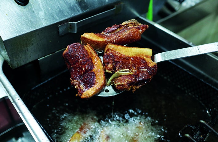 Los secretos de... el lechón frito de Casa Miguel (Cardeña)