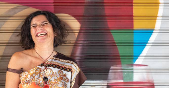 Alexandra del Bene, la pintora romana que decora los bares de Sevilla