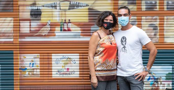Alexandra del Bene, la pintora romana que decora los bares de Sevilla