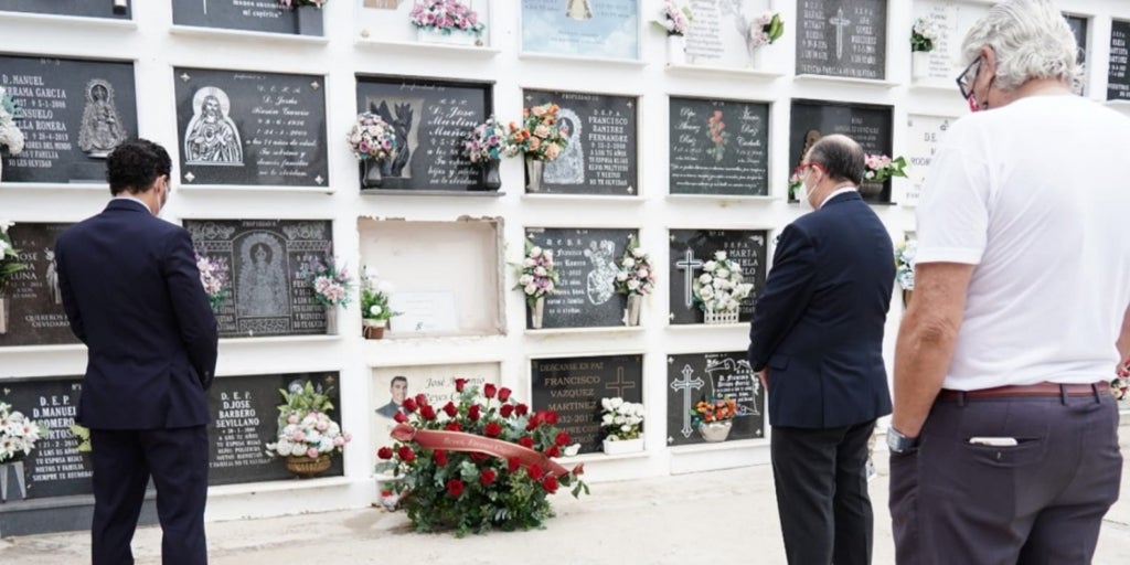 Ofrenda floral del Sevilla FC a José Antonio Reyes en el cementerio de ...