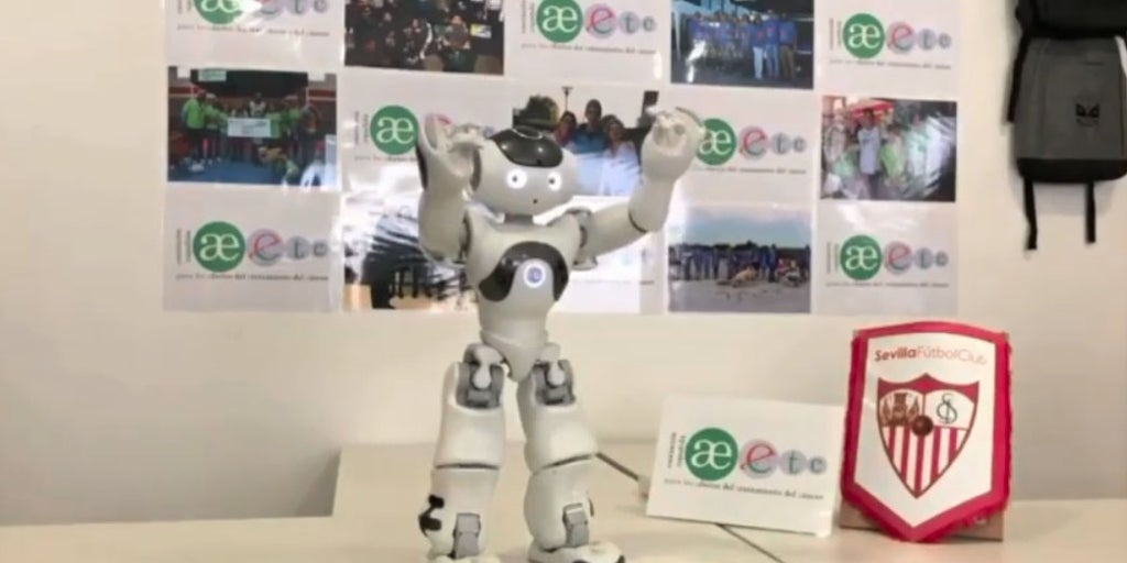 Curro, el robot de los niños de la AEetc que canta el himno del Sevilla