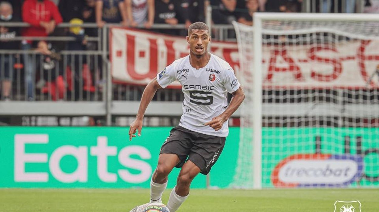 Así juega Loïc Badé, anticipación y duelos aéreos