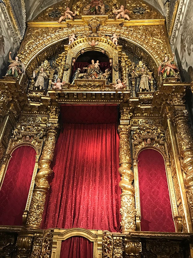 El retablo del Calvario recupera el brillo perdido durante siglos