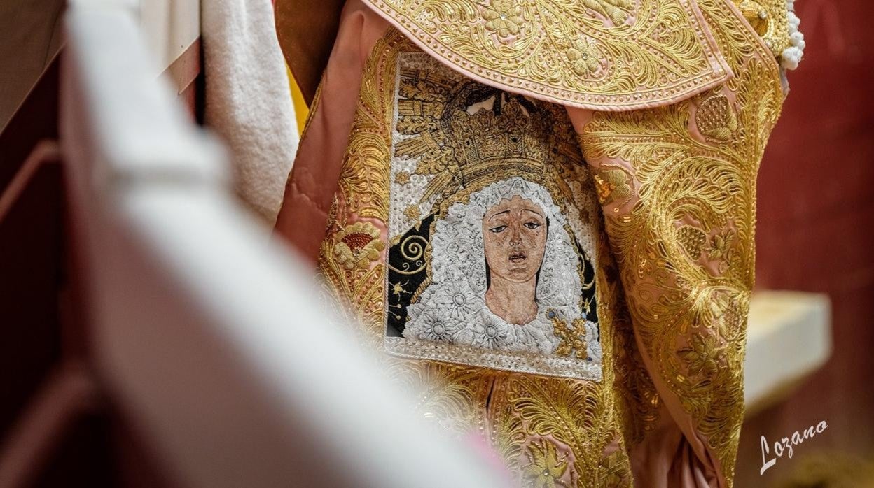 Roca Rey con un capote de paseo de la Virgen de la Estrella