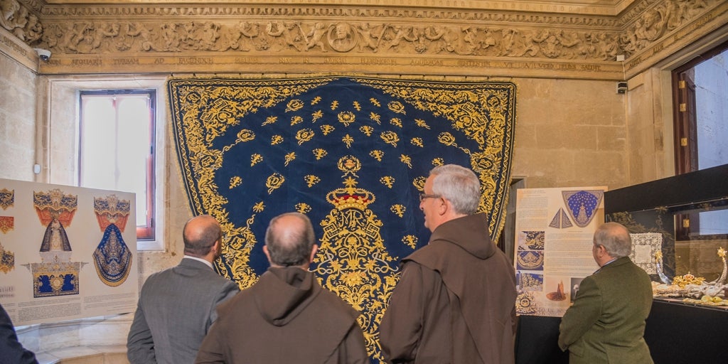 El Santo Ángel presenta el nuevo manto de salida de la Virgen de la Salud