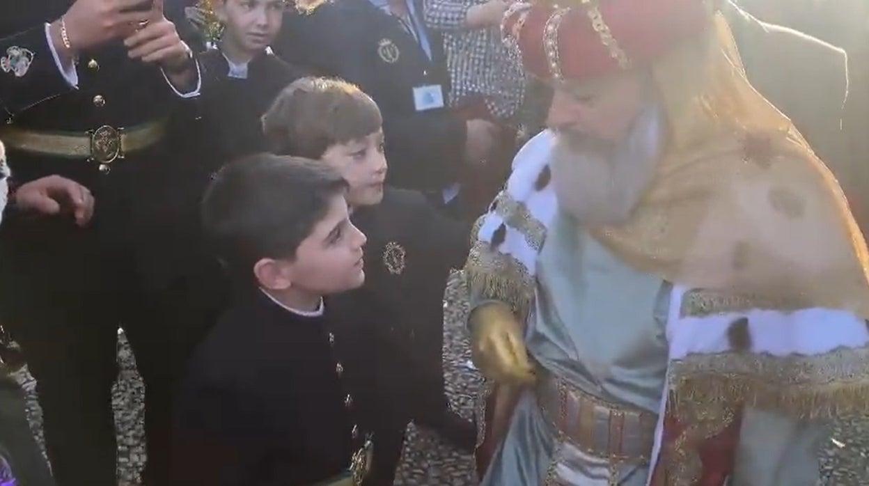 El regalo del Rey Melchor a un músico de la juvenil de la Centuria Macarena