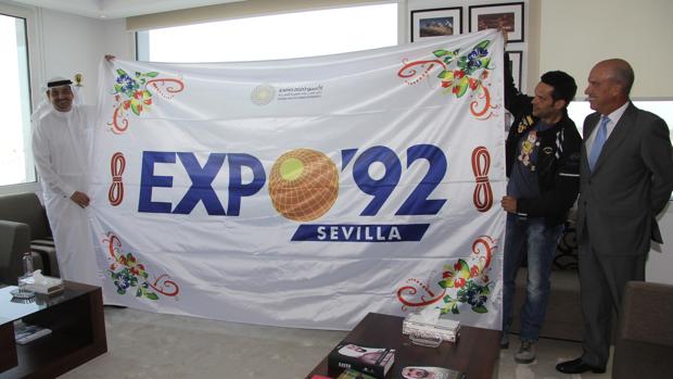Un sevillano lleva la bandera de la Expo 92 a Dubai para hermanar la ...