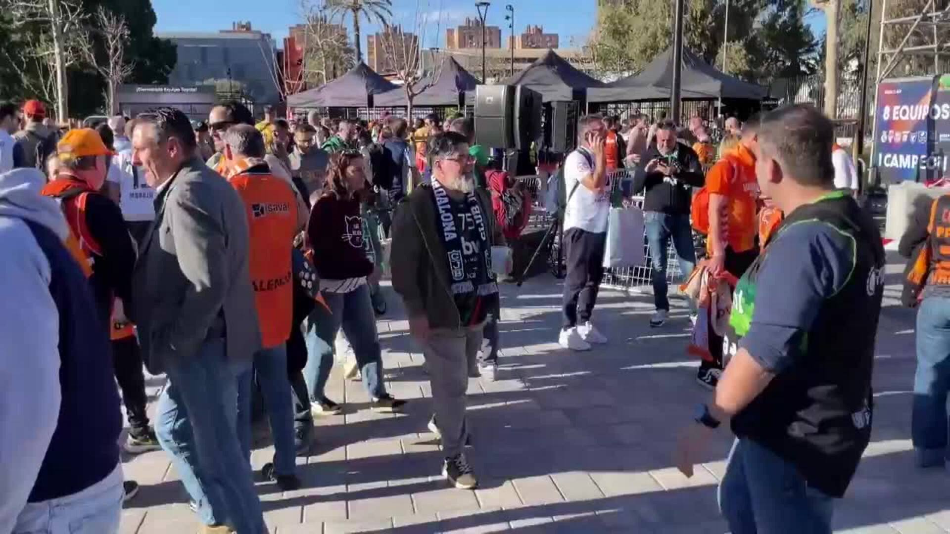 Cientos de aficionados abren la Copa en la 'fan zone' del Roig Arena