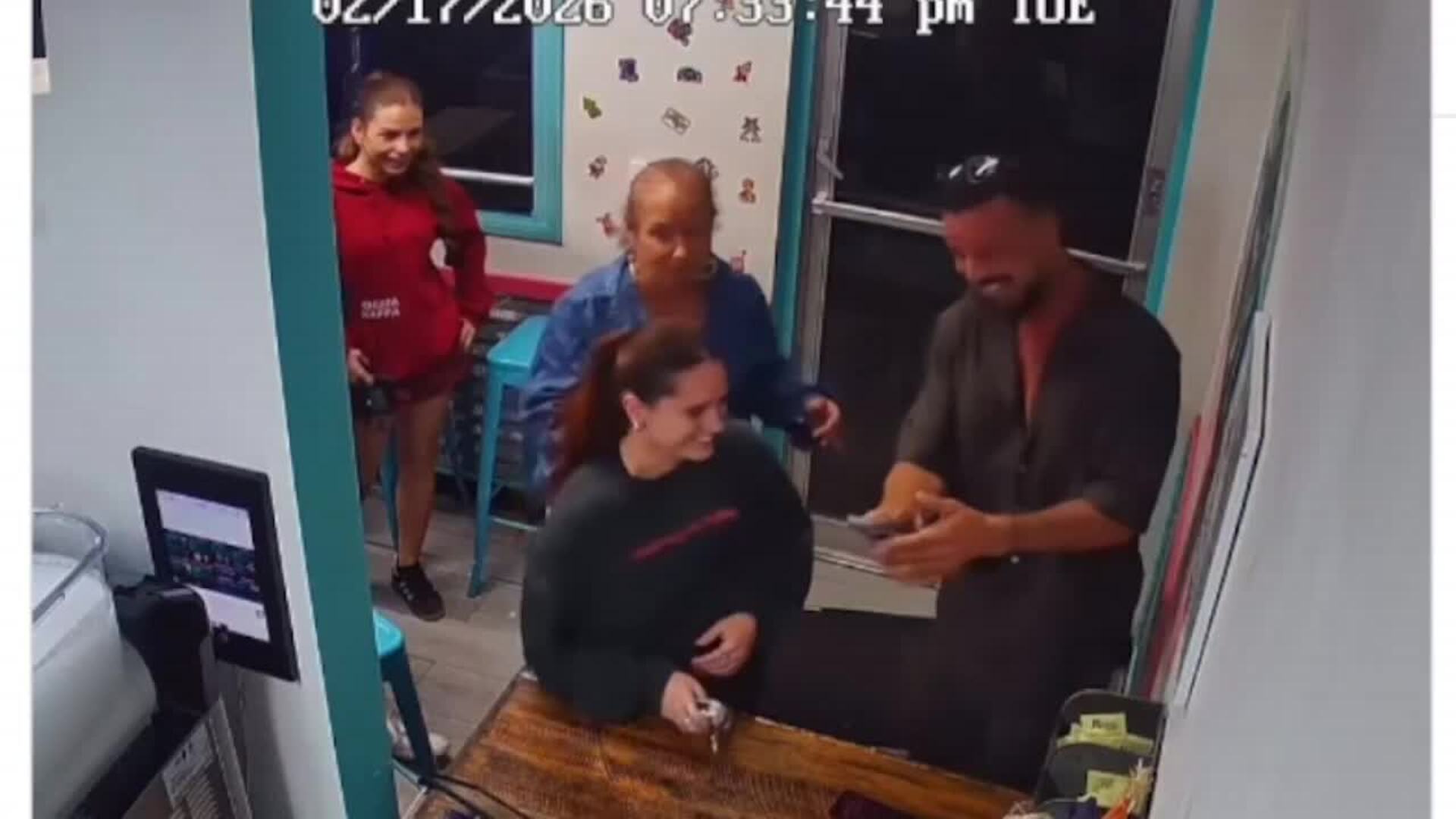 Ricky Martin sorprende a una empleada de un local de bebidas en Miami