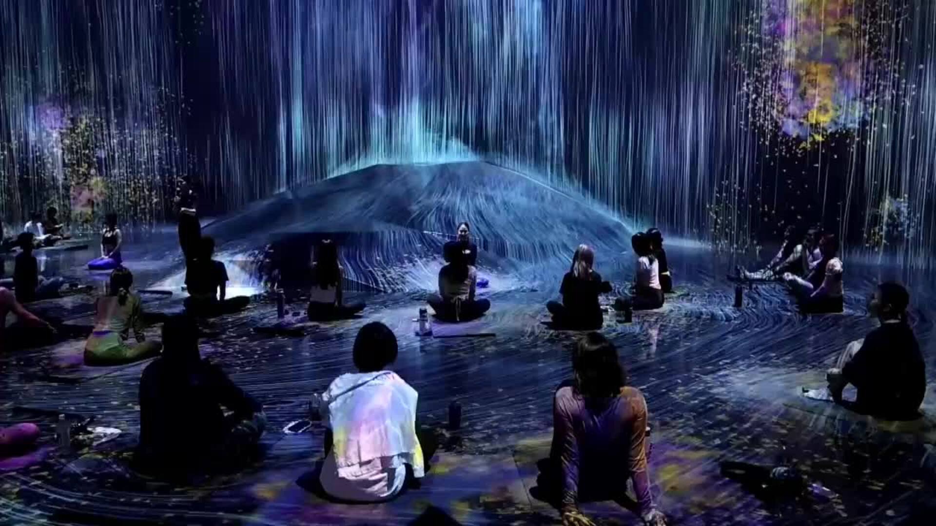 El museo inmersivo 'teamLab Borderless' acoge una sesión de yoga para ...