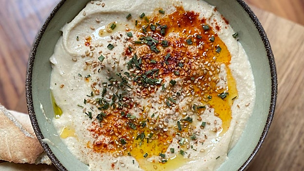 Por qué el hummus es el picoteo perfecto: seis recetas para disfrutarlo