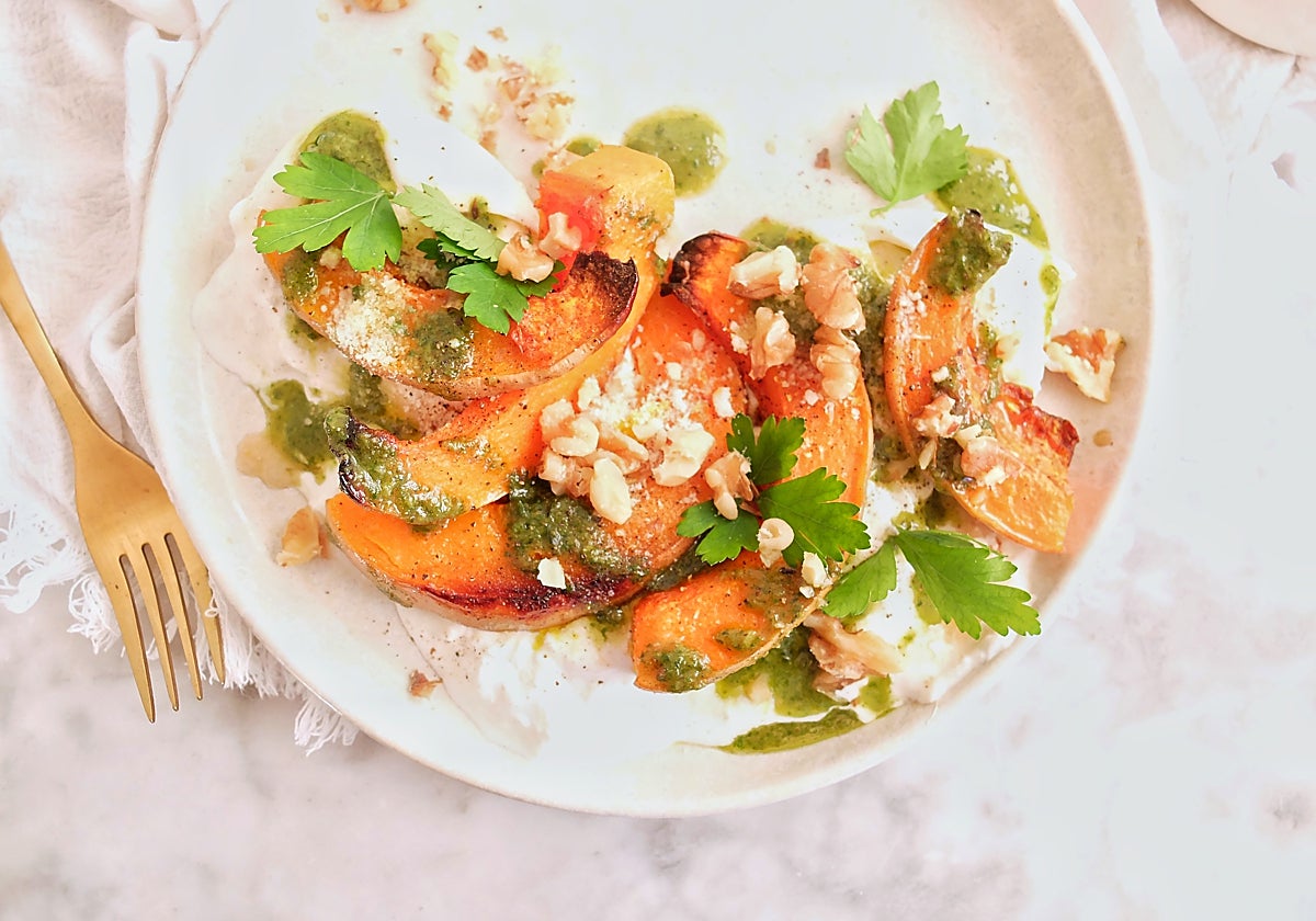 Calabaza asada al horno con burrata y pesto, un plato fácil y antioxidante