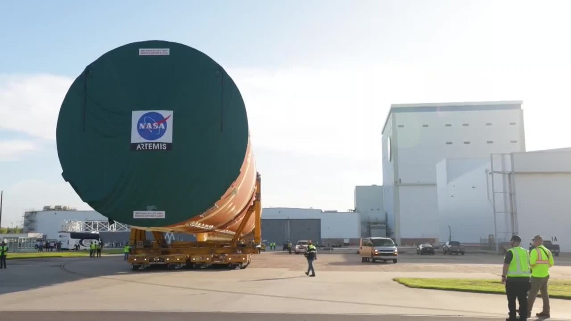 Cohete de la NASA que se usará en primera misión tripulada a la Luna sale de la fabrica