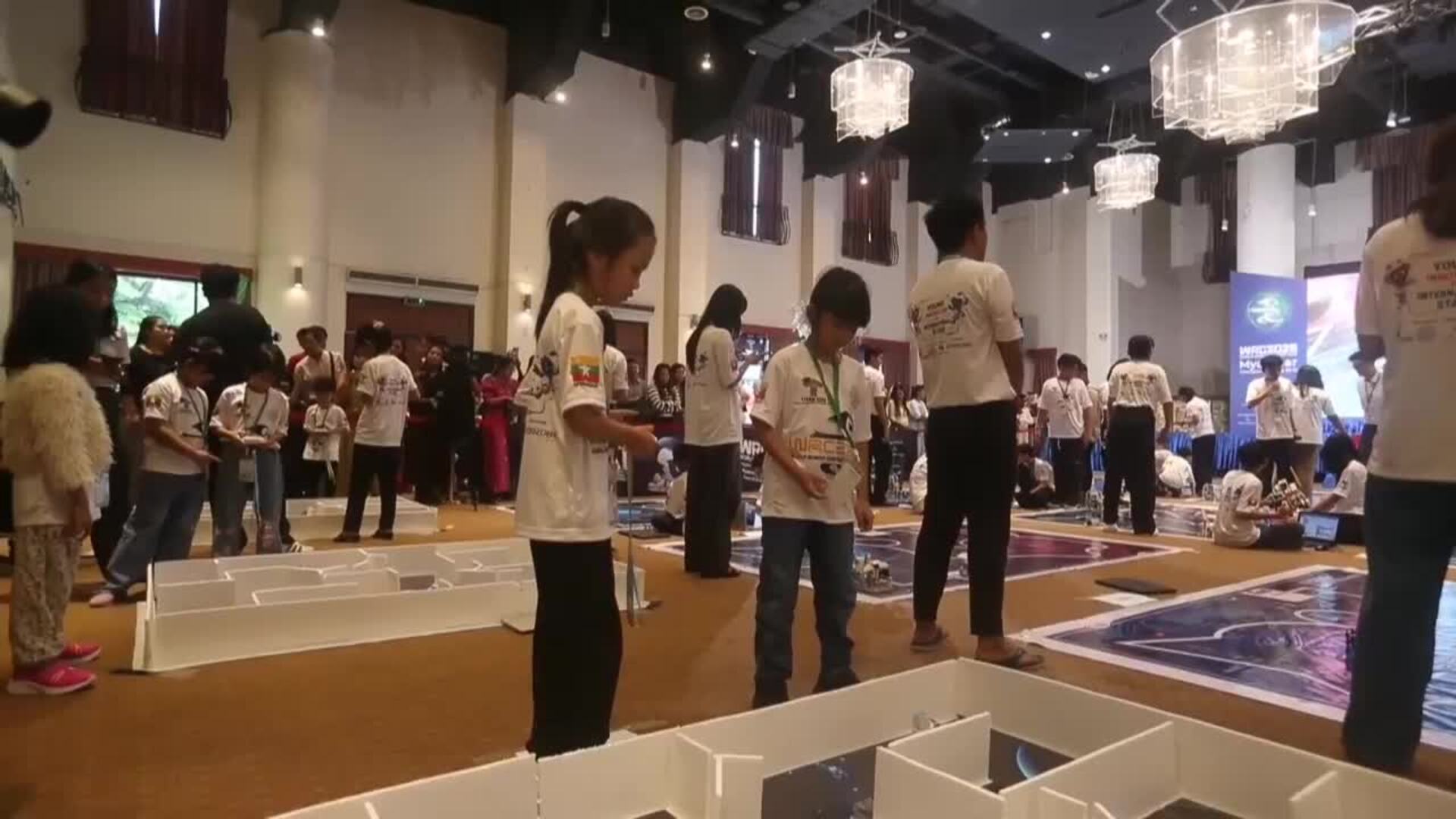 Estudiantes participan en concursos de robots en Rangún