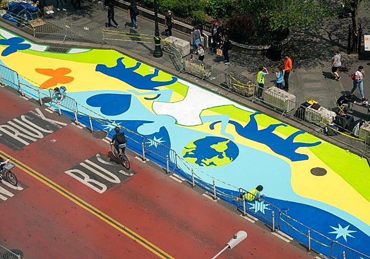 La artista española Vanesa Álvarez pinta un gigantesco mural en pleno ...