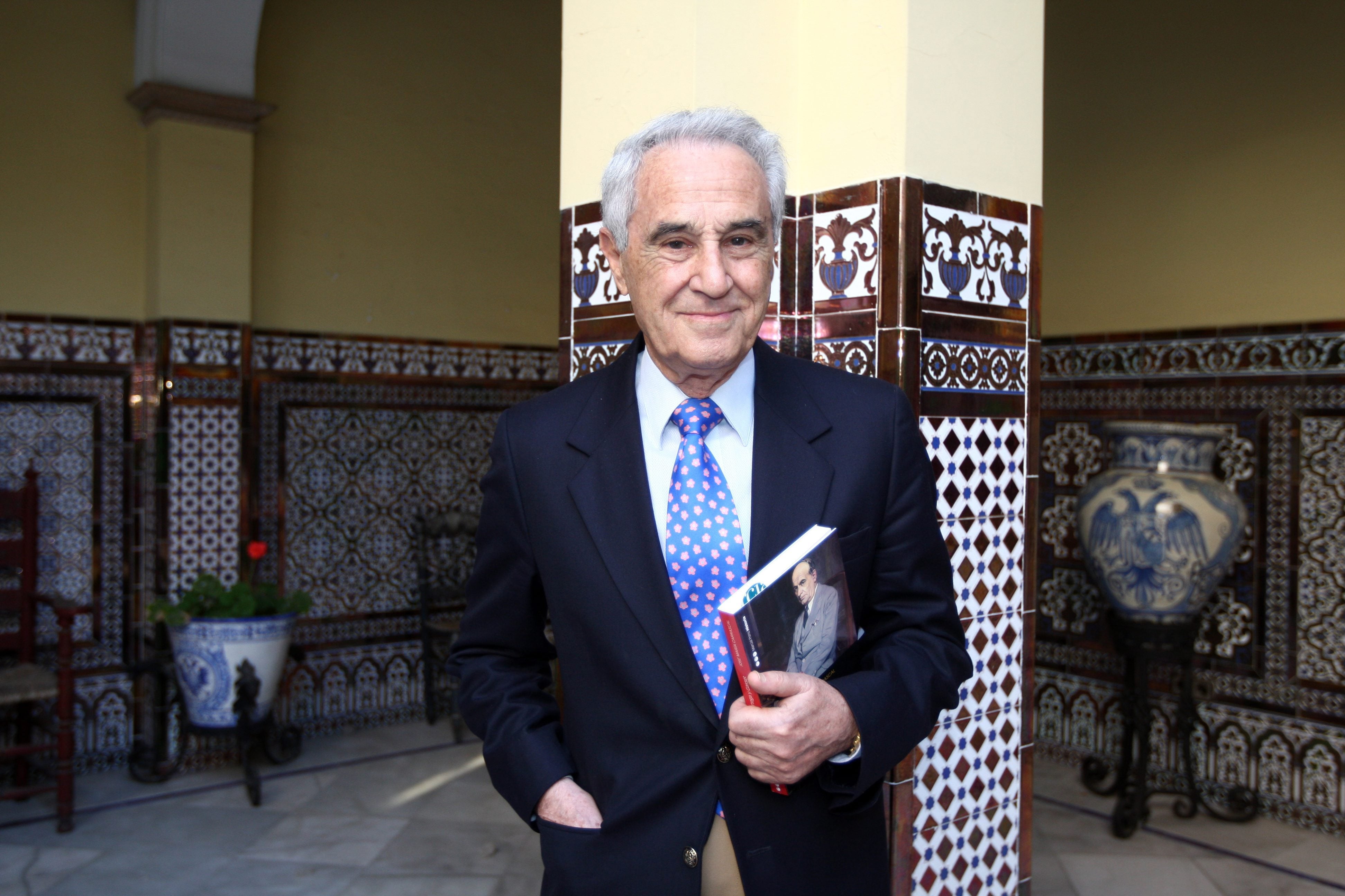 La vida del periodista José María Carrascal, en imágenes