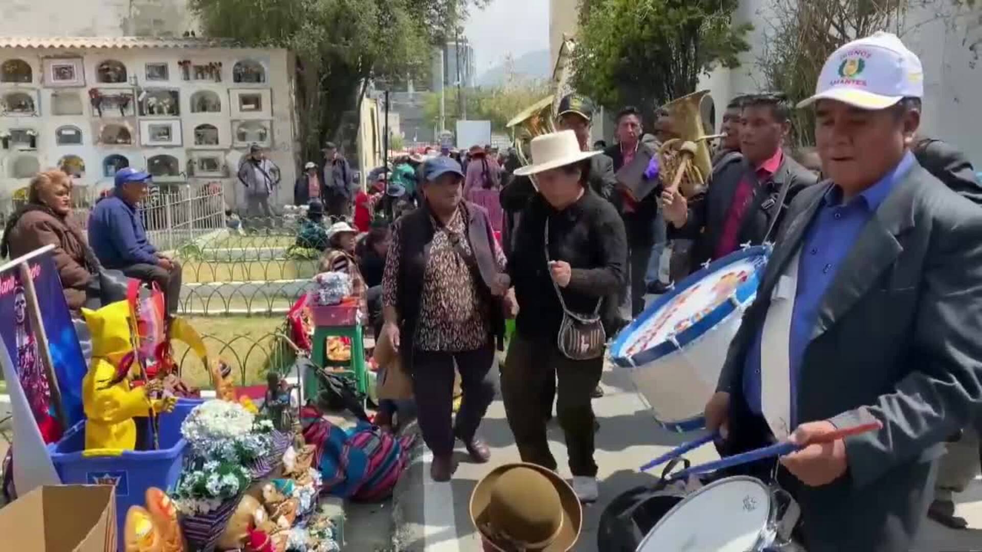 Se celebra el culto a las "ñatitas" o calaveras en Bolivia