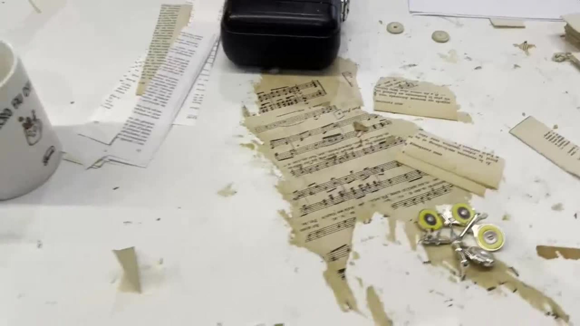 La artista Rachel Marks presenta una obra de papel gigante en la ...