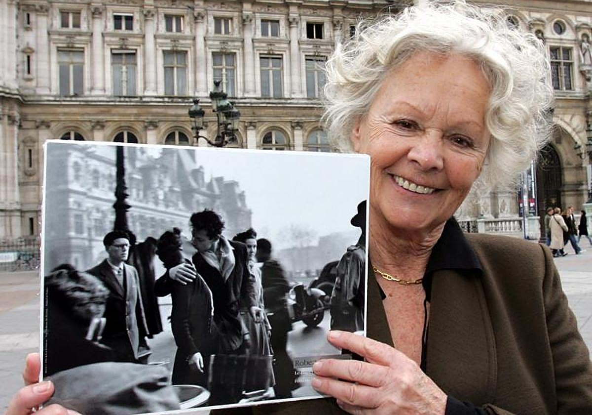 Muere Françoise Bornet, la mujer de la fotografía del beso de Robert ...