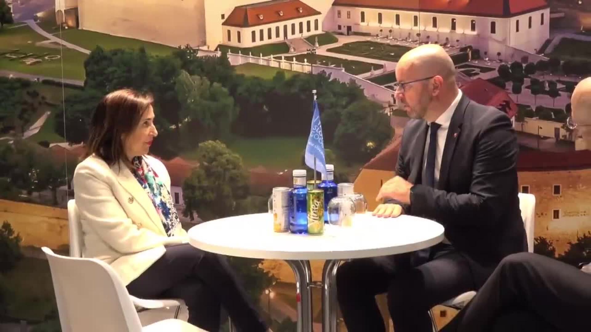 Robles visita en FITUR los pabellones de países donde España tiene ...
