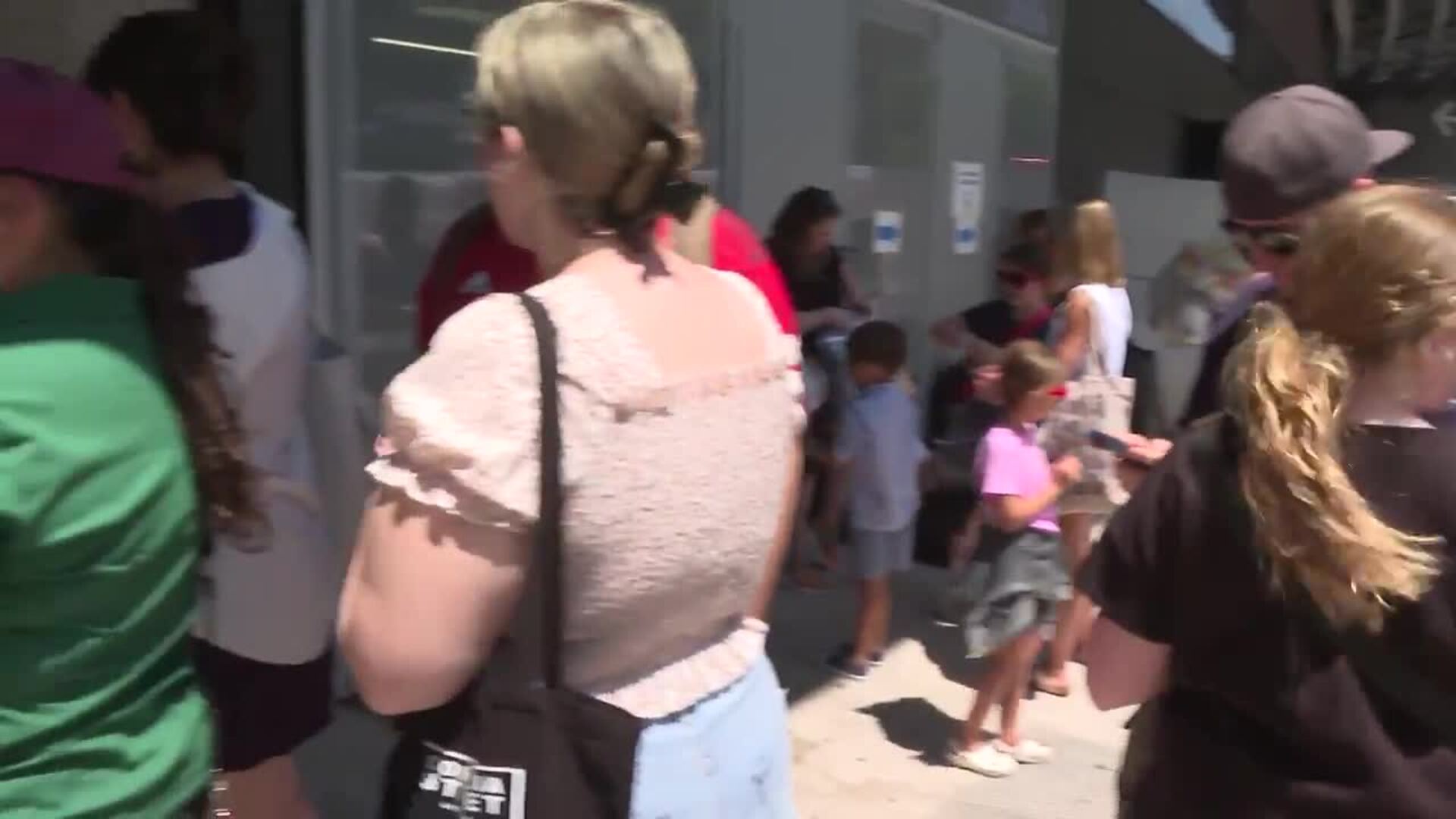 Los fans de Taylor Swift hacen cola durante días antes de su concierto ...