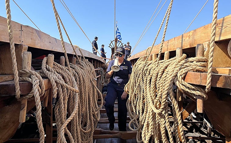 Remar en galeras en una reproducción de un trirreme ateniense del siglo ...