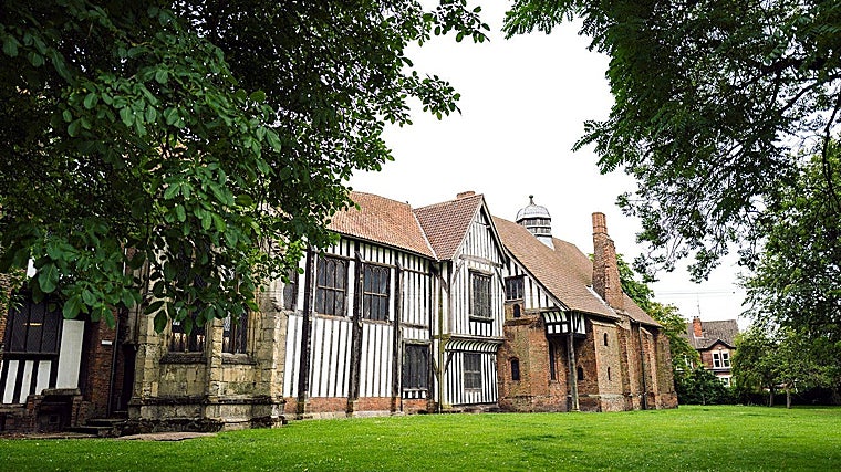 Descubren una inédita colección de «marcas de brujas» y maldiciones en una legendaria mansión de ...