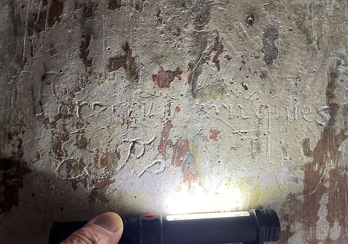 Descubren una inédita colección de «marcas de brujas» y maldiciones en una legendaria mansión de ...