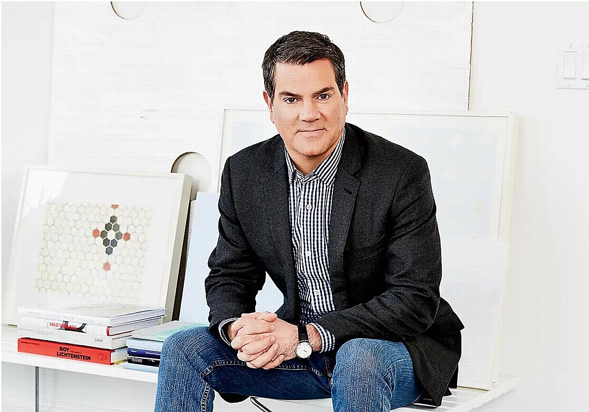 El director de un importante museo, acusado de desnudarse en pleno vuelo