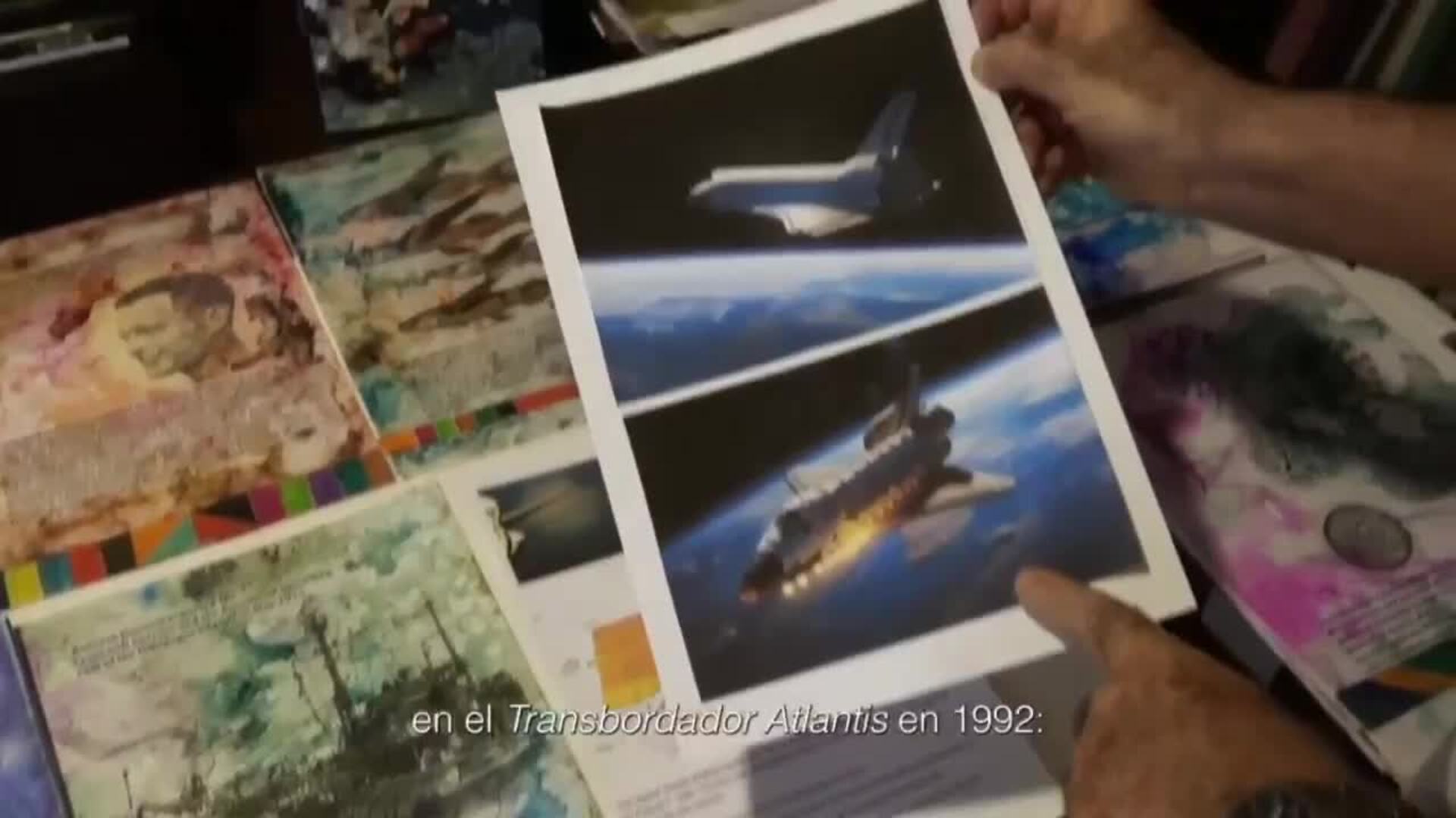 Libro de 63 metros que fusiona arte y ciencia, revela la esencia y belleza de Galápagos