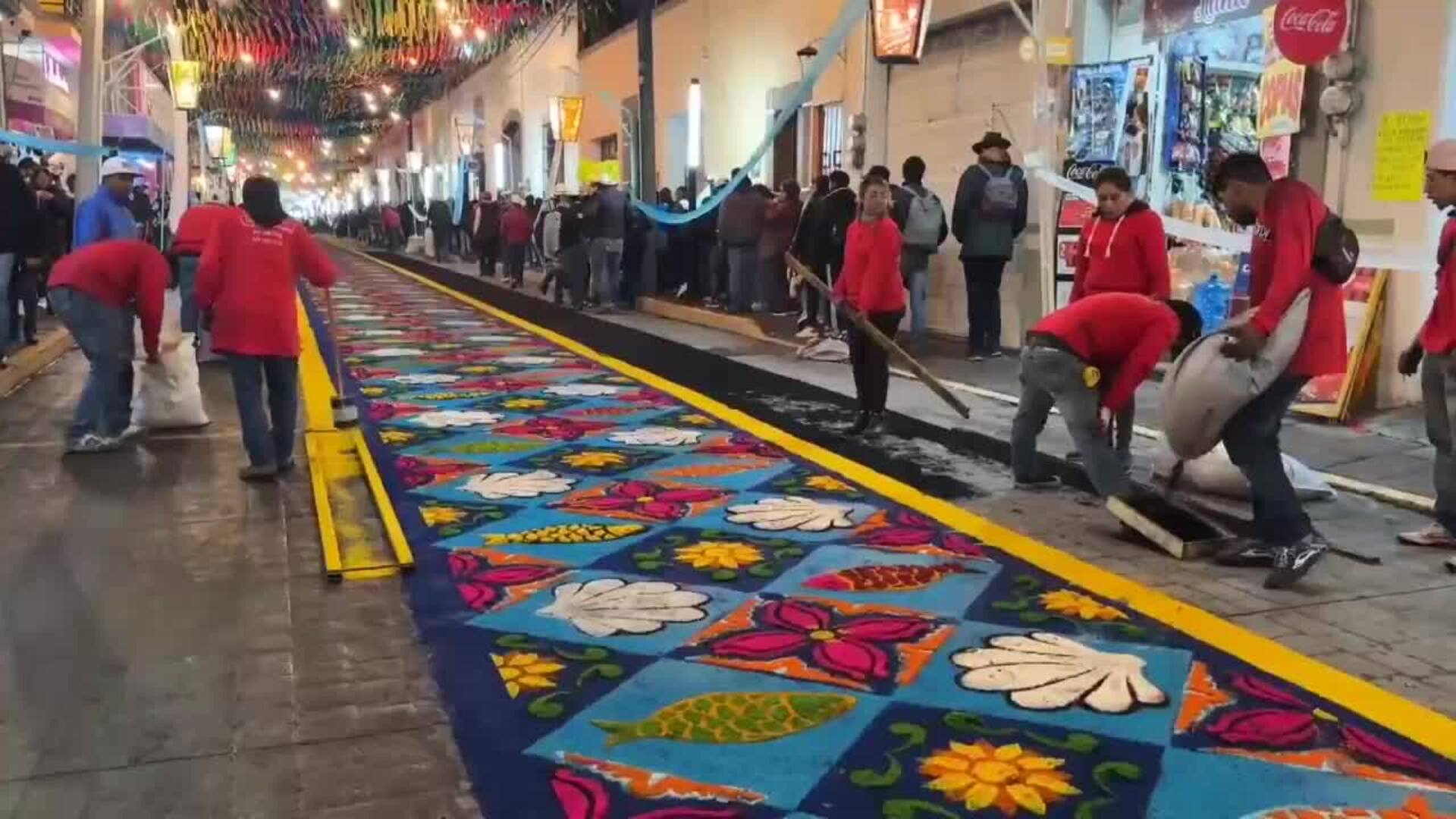 Tapetes monumentales de aserrín y arenilla llenan de alegría el centro ...