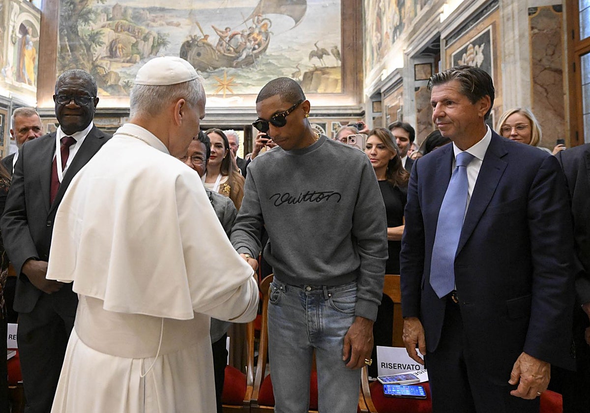 El Papa podría «asomarse» al concierto de Karol G, John Legend y Andrea ...